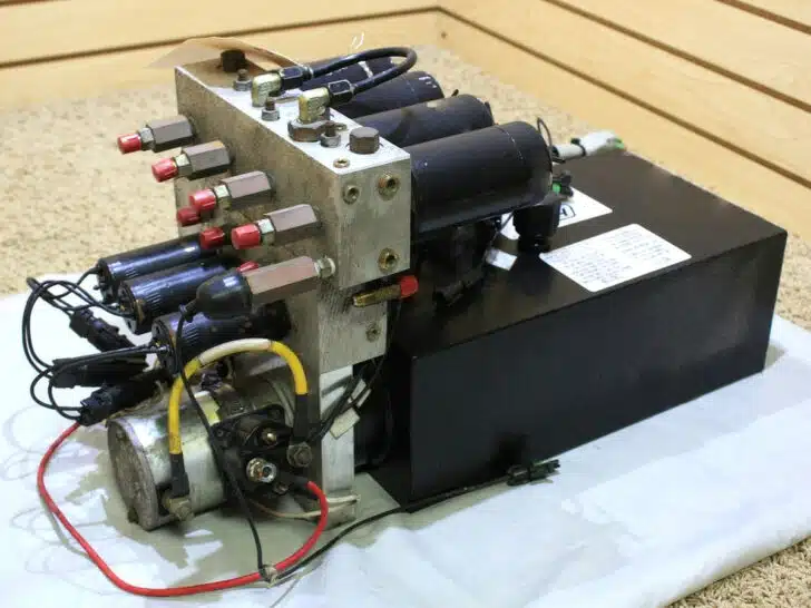 How to Manually Retract Your RV’s (Stuck) Hydraulic Jacks